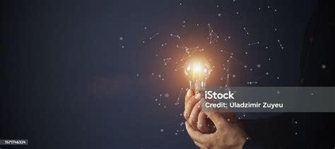 지식 아이디어 전구 개념입니다 손에 전구 사업 관리자입니다 혁신 두뇌 창조적 개념 전구에 대한 스톡 사진 및 기타 이미지 전구 개념 비즈니스 Istock