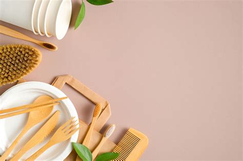 갈색 배경에 환경 친화적 인 칼 세트와 목욕 액세서리 플랫 레이 상단 보기 플라스틱 무료 제로 폐기물 개념 지속 가능한 라이프 스타일 0명에 대한 스톡 사진 및 기타 이미지