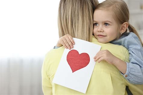 어린 딸이 집에서 인사말 카드로 엄마를 축하하고 문자를 보낼 수 있는 공간 해피 어머니의 날 2명에 대한 스톡 사진 및 기타 이미지 Istock