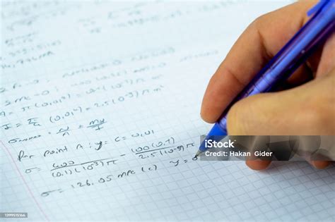 노트북의 수학적 숫자와 보라색 연필을 들고있는 사람의 손 수학 개념 공부 솔루션 아이디어에 초점을 맞추고 앉아있는 전망 개념에