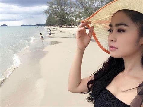 នី មុន្នីនាថ បានបង្អួតសម្រស់ ជាមួយនឹងឈុតហែលទឹក បែបសិចស៊ីបន្តិច តែទាក់ទាញភ្នែក Khmerload