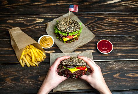 신선한 맛 있는 햄버거와 감자 튀김 소스 및 음료 나무 테이블 평면도 0명에 대한 스톡 사진 및 기타 이미지 0명 고기 굽기 Istock