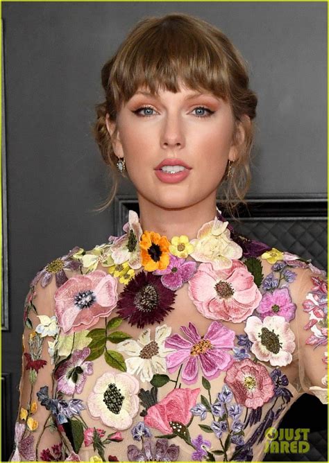 Photo Taylor Swift Covered In Flowers For Grammys Red Carpet 17