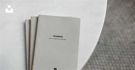 흰 표면에 세 권의 흰색 소프트 제본 책 사진 Unsplash의 무료 회색 이미지