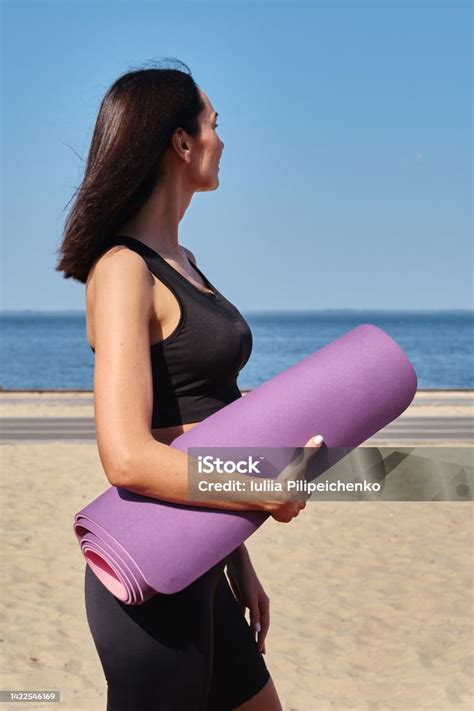 야외에서 운동을하거나 요가를 할 준비가되어있는 운동 소녀 스포츠 훈련 또는 Karimate에서 스트레칭 건강한 활동적인 라이프 스타일 바다 근처의 야외 피트니스 요가 운동