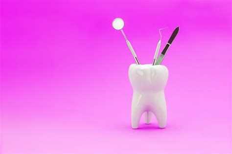 치과 악기 프로브 핀셋 주사기 인간의 치아의 세라믹 모델에 서 서 거울 복사 공간 비문 아래 배경으로 사용 개념에 대한 스톡 사진 및 기타 이미지 Istock