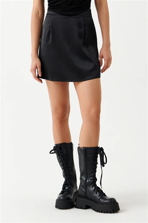 Юбка трапеция мини атласная со средней посадкой 2241386232 цвет черный 50 по цене 389 рублей