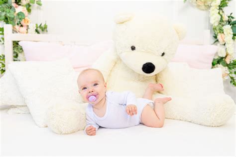 작은 아기 소녀 6 개월 은 큰 테디 베어와 집에서 흰색 침대에 누워 젖꼭지에 빠는 2 5 개월에 대한 스톡 사진 및 기타 이미지 2 5 개월 개념 귀여운 Istock