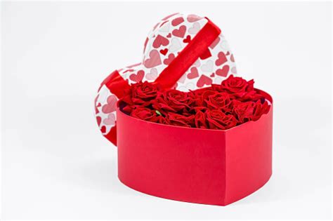 발렌타인 데이 흰색 배경에 하트 형태의 흰색 상자에 빨간 장미 휴일에 여성을위한 선물 꽃을 배달하는 개념 꽃집과 꽃집 공간을 복사합니다 0명에 대한 스톡 사진 및 기타