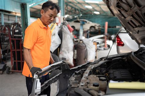 아시아 자동차 정비사 수리 차체 범퍼 교체 자동차 서비스에서 자동차 리프트 배경 55 59세에 대한 스톡 사진 및 기타 이미지