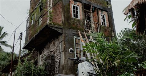 거리 거리 장면 건축 구름 낀 하늘 도시 경관 도시 탐사 도시의 도시의 쇠퇴 러스틱 로우앵글 샷 모터바이크 모터사이클 무성한 버려진 버려진 건물