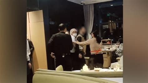 外国顾客就餐时被食物卡住，火锅店员工用海姆立克法急救凤凰网视频凤凰网