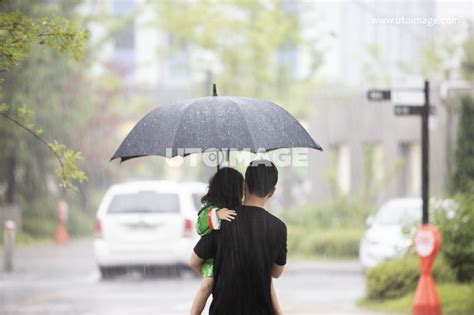 우산을 쓰고 가는 사람 비오는 날 Onepro 사진 비 빗방울 우중 빗줄기 여름 장마 기상 기후 비오는