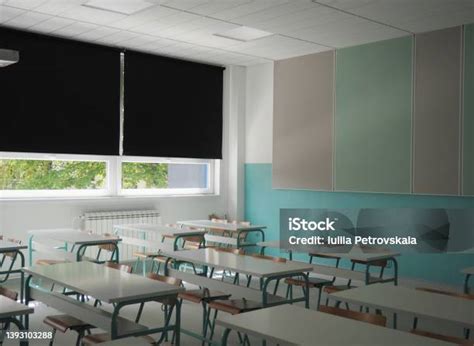 빈 좌석이있는 강의실 비즈니스 세미나 교육 현대 의 새로운 학교 흰색 가구 정전 커튼이나 블라인드가있는 대형 창문 빈 학교 교실 가구 및 학교 장비 강당에 대한 스톡 사진