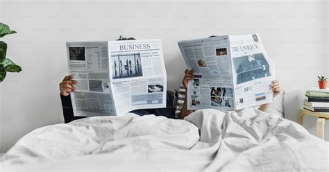 침대에서 신문을 읽고 있는 아시아 커플 사진 Unsplash의 침실 이미지