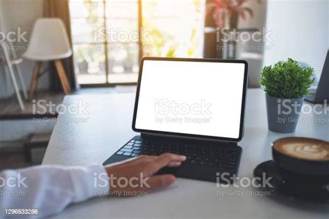 컴퓨터 Pc로 빈 흰색 데스크톱 화면 태블릿 터치 패드에 사용하고 터치하는 비즈니스 여성 30 34세에 대한 스톡 사진 및 기타 이미지 30 34세 개념 공란