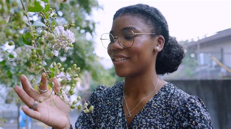 Look Inside 24 Year Old American Pays Just 238 To Rent Her Apartment