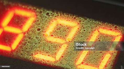 전자 디지털 다이얼 미터 카운터 파이프입니다 플라스틱 물 파이프 공장 제조입니다 물과 공기 압력의 사용과 기계 도구에 플라스틱 튜브를 만드는 과정 건물 외관에 대한 스톡