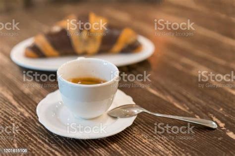 나무 배경에 초콜릿과 커피 한 잔신선하고 맛있는 크루아상 복사 공간 0명에 대한 스톡 사진 및 기타 이미지 0명 갈색 구이 Istock