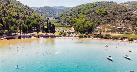 해변에서 성관계하다 경찰 등장하자 물에 뛰어든 美 여성