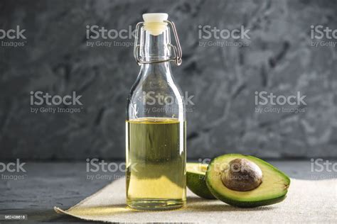 아보카도 열매와 어두운 배경에 유리 병에 기름 식품 및 화장품 절차에 대 한 개념 유기농 에코 제품 가꿔주기에 대한 스톡 사진 및 기타 이미지 Istock