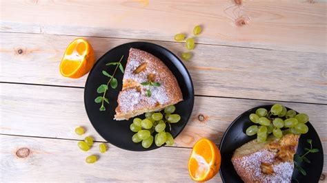 샬롯 민트 잔가지 오렌지 슬라이스와 나무 테이블에 검은 접시에 애플 파이 복사 공간 클로즈업 사진 벽지 0명에 대한 스톡 사진 및 기타 이미지 Istock