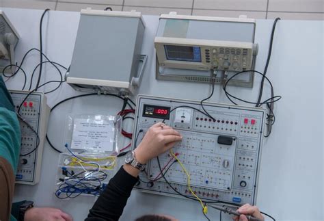 Premium Photo Students Doing Practice In The Electronic Classroom Top