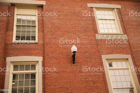 프로비던스 로드 아일랜드의 오래된 벽돌 건물 아파트와 사무실 건물은 산업 오래된 공장과 창문이 있는 건축물을 보여줍니다 거리에