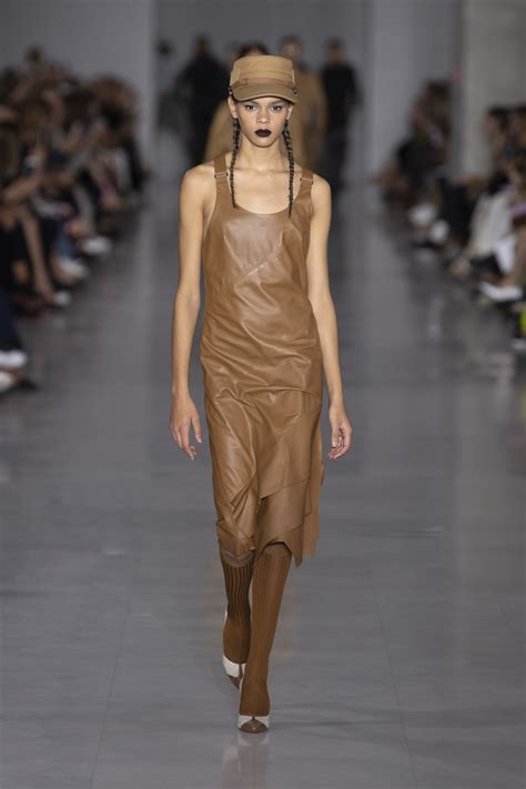 Групповые выходы, костюмы и косички — на показе Max Mara весна-лето 2020