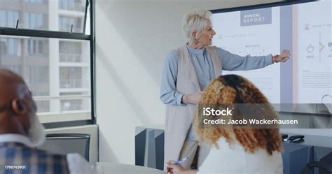 프레젠테이션 Ceo 또는 비즈니스 담당자에게 데이터 분석 차트 또는 판매 이익 성장 피드백이 제공됩니다 리더십 회의 또는 관리자