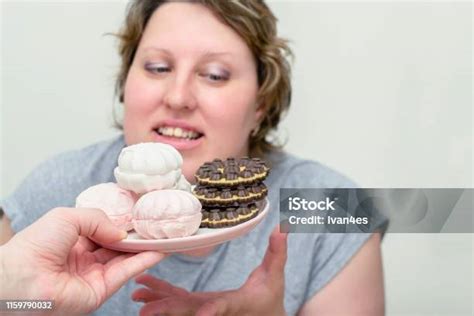 비만 과자를 먹는 뚱뚱한 여자 여자는 달콤한 사랑해요 당뇨병 건강 문제 비만 건강에 좋지 않은 음식에 대한 스톡 사진 및 기타 이미지 건강에 좋지 않은 음식 건강하지