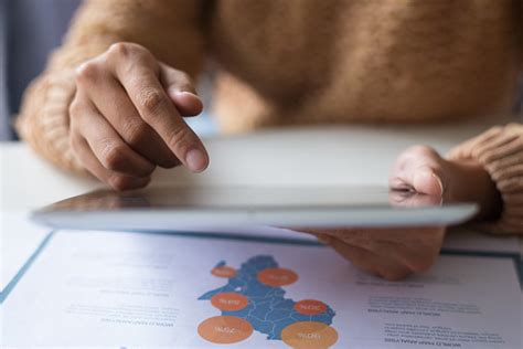 태블릿을 사용 하 여 데이터를 검사 하는 동안 여자의 클로즈업 경영자에 대한 스톡 사진 및 기타 이미지 경영자 금융 기업가 Istock