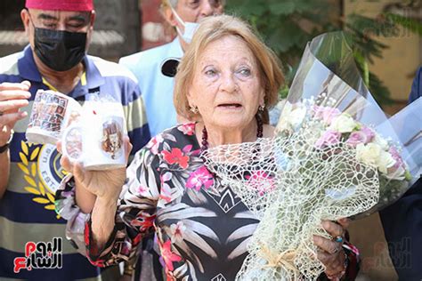 جينا تزور قبر والدها نجيب الريحانى بالطربوش وتدخل فى نوبة بكاء فيديو