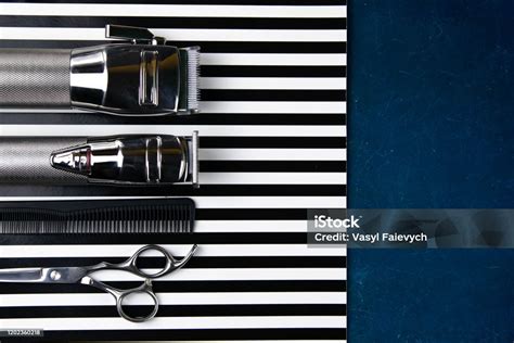 이발 기계 다양한 크기의 노즐 스타일링을위한 빗과 젤 아름다운 검은 흰색 줄무늬에 배치 가루로 빻은에 대한 스톡 사진 및 기타 이미지 Istock