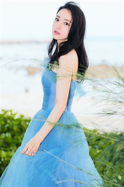 董璇夏日清新写真曝光 轻撩裙摆翩翩舞动图1 中国女明星 天极图片