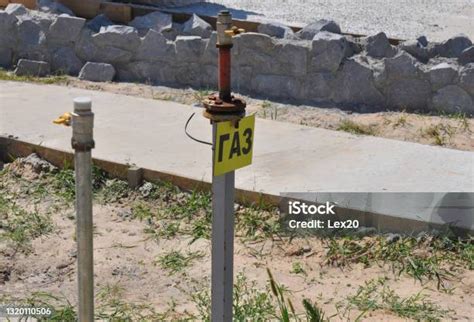 시릴 알파벳에 기호 가스와 지상에서 천연 가스 파이프 라인 콘센트 금속 천연 가스 파이프 콘센트 집 건설 현장 근처 게시물 0명에 대한 스톡 사진 및 기타 이미지 Istock