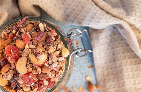 건강 한 아침 식사귀리 플레이크 말린 과일 딸기와 견과류 밝은 배경에 그 라 놀라의 유리 항아리 상위 뷰 0명에 대한 스톡 사진 및 기타 이미지 Istock