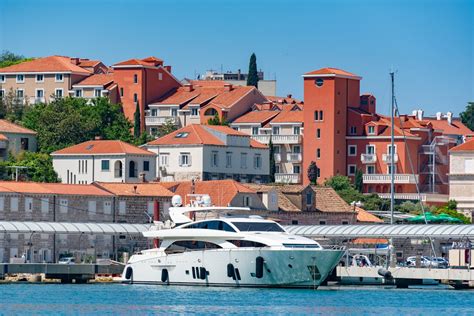 건물 건축 경치 경치가 좋은 관광 달마 티아 도시 도시 풍경 도시의 레저 마리나 만 물 바다 보트 보트 타는 부두 블루 빨간 지붕 수송