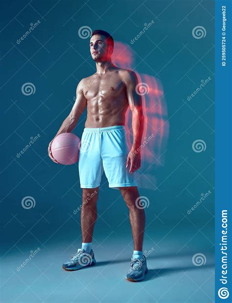 Atleta Masculino Muscular Posando Con Bola Rosa En Pantalones Cortos Blancos Sobre Fondo Azul