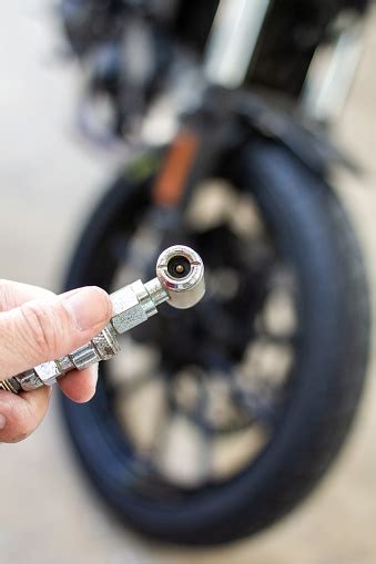 프리미엄 오토바이 타이어의 공기 압력을 리필 할 준비가 필러 헤드를 손으로 잡고 검사 보기에 대한 스톡 사진 및 기타 이미지 검사 보기 교통수단 남자 Istock
