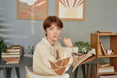 스케치 패드의 노트에 대해 생각하면서 입에 연필을 유지 짧은 머리와 심각한 사려 깊은 빨간 머리 백인 학생 소녀 16 17 살에 대한 스톡 사진 및 기타 이미지 Istock