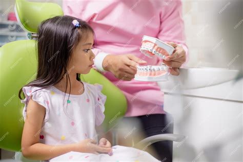 Los Dientes De Las Niñas Asiáticas Están Sanos En El Consultorio Dental