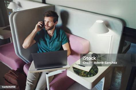 사무실 칸막이 원격 작업 및 이동 통신이 가능한 컴퓨터로 전화하는 사업가 전화 직장에서 기술 및 기술 전략 프로젝트 대화를 가진 작업 직장 및 웹 직원 20 29세에 대한