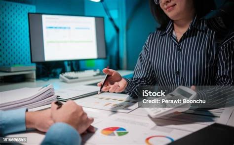 계산기로 숫자를 계산하는 회계사 사무실에서 회계 업무를 하는 감사관 개념에 대한 스톡 사진 및 기타 이미지 개념 거래자 경과보고 Istock