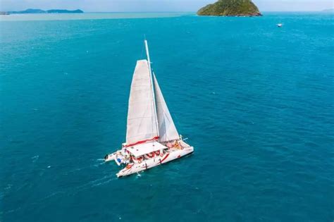 왕복 교통편 포함 산호 라차 마이톤 카타마란 일일 투어 By Fossette Funbooky