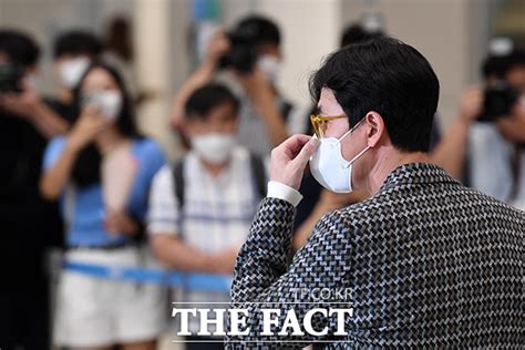 우린 깐부잖아 함께 귀국하는 정우성 이정재 [tf사진관] 포토 기사 더팩트