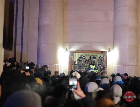 Төрийн ордны хамгаалалтын албаны дөрвөн ажилтны толгойг хагалжээ