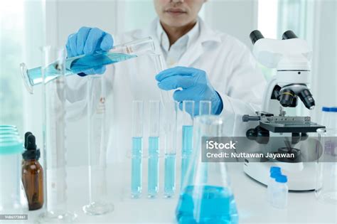 과학자는 고급 과학 실험실에서 생화학 샘플을 분석합니다 의료 전문가 사용 스포이드는 바이러스의 미생물 발달을 혼합합니다 과학 실험실에서 생명 공학 연구 35 39세에 대한