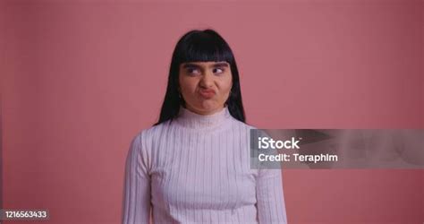 젊은 갈색 머리 여자 에 핑크 스웨터 서 고립 된 핑크 배경 보고 에 카메라 와 웃음 갈색 머리에 대한 스톡 사진 및 기타 이미지 갈색 머리 개성 개념 검은색