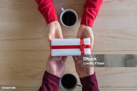 발렌타인 레스토랑에서 축하하는 여자와 남자의 클로즈업 남자 친구 주는 작은 상자 선물 에 여자 친구 사랑 로맨스 데이트 플랫